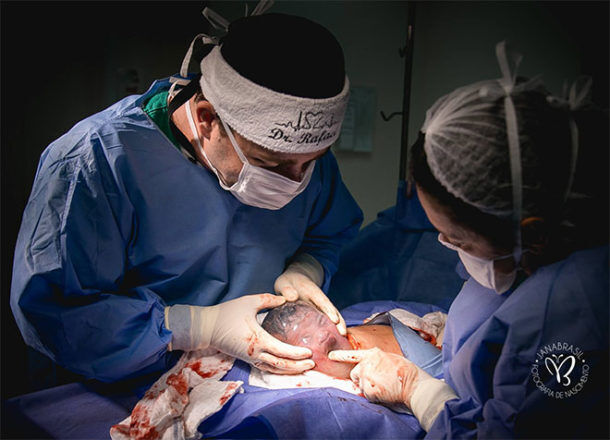 En caul c-section birth caught on camera | Mum's Grapevine