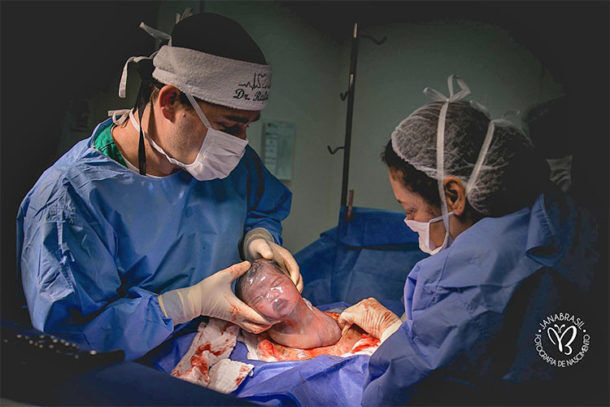 En caul c-section birth caught on camera | Mum's Grapevine